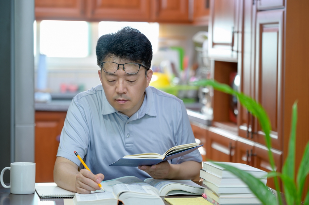 【老花年齡】30多歲已有?近視就不會有?解構老花眼成因及高危人群