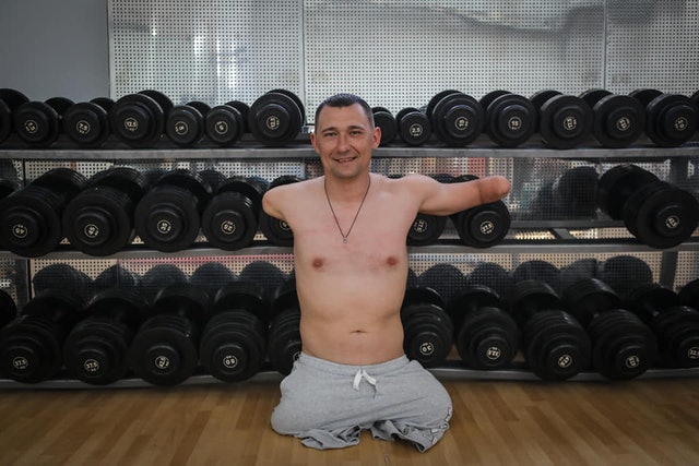 【東京殘奧】游泳選手僅靠半隻左手游完100米 雖然落敗仍贏盡掌聲